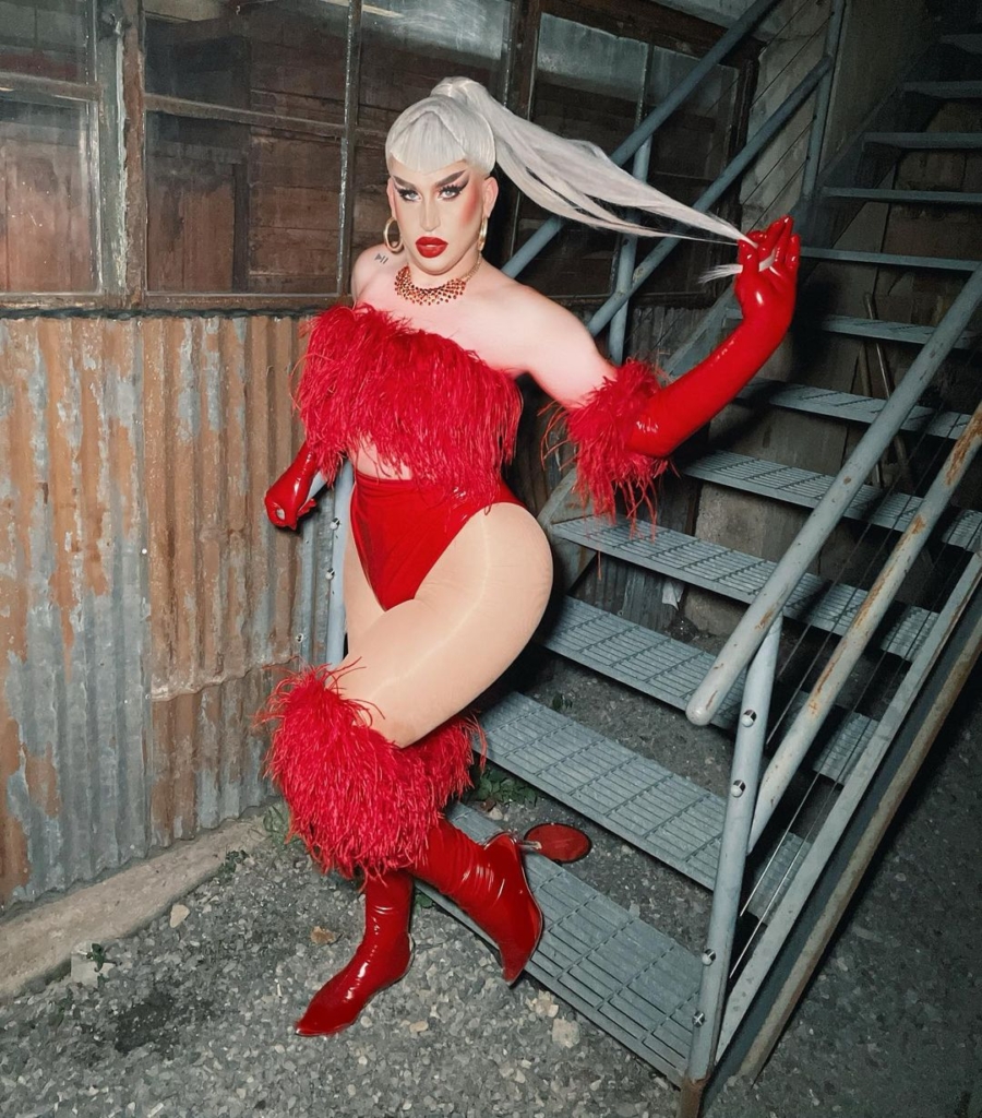 Elle LC - See the Queens